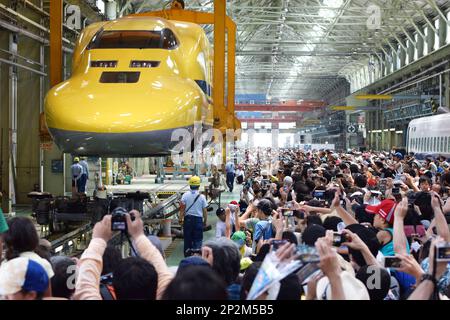 “Dr. Yellow” , a high-speed test train, is lifted at JR Hamamatsu ...