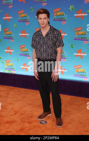 Justin Derickson arrives at The 2023 Nickelodeon Kids Choice Awards ...