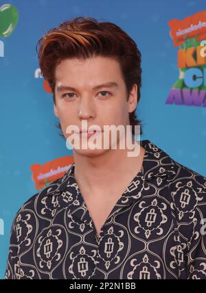 Justin Derickson arrives at the Nickelodeon Kids' Choice Awards on ...