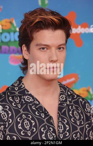 Justin Derickson arrives at the Nickelodeon Kids' Choice Awards on ...