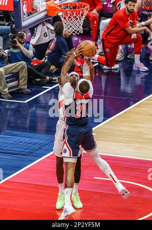 Toronto Raptors' Chris Boucher (25) tries to stop Cleveland Cavaliers ...