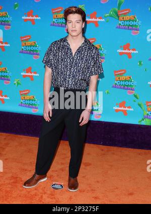 Justin Derickson arrives at The 2023 Nickelodeon Kids Choice Awards ...