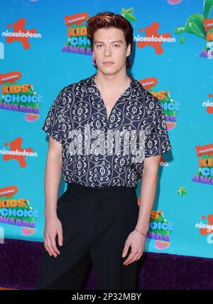 Justin Derickson arrives at The 2023 Nickelodeon Kids Choice Awards ...