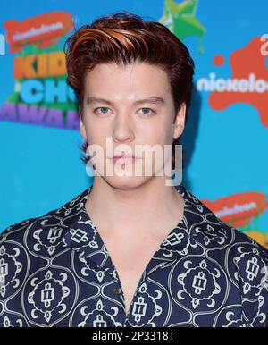 Justin Derickson arrives at the Nickelodeon Kids' Choice Awards on ...