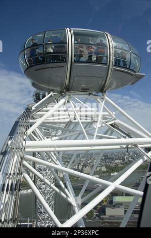 Ferris wheel passenger pods overlooking the city river, London Eye ...