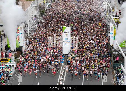 Runners start the Tokyo Marathon at the Tokyo Metropolitan Government ...