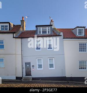 "Tipple Cottage" crooked house on Henrietta St, Whitby, North Yorkshire ...