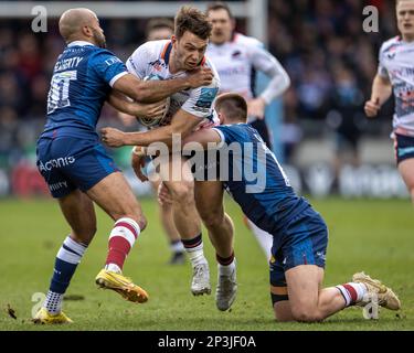 Sale Sharks' Joe Carpenter tackled by Leicester Tigers' Olly Cracknell ...
