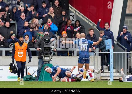 Tom O’Flaherty, of Sale Sharks scores their third try during the ...