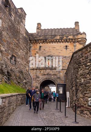 EDINBURGH, SCOTLAND, EUROPE - Tourists at Portcullis Gate, Edinburgh ...