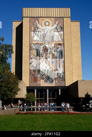 20 October 2007: The Hesburgh Library and mural of "Touchdown Jesus" on ...