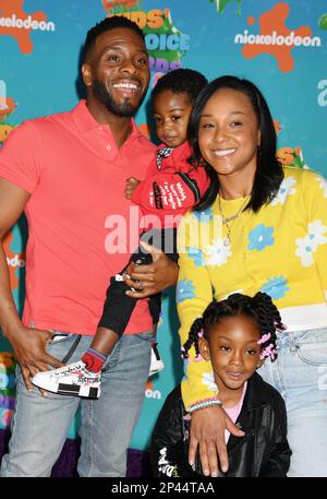 Kel Mitchell and family attend the 2023 Nickelodeon Kids' Choice Awards ...