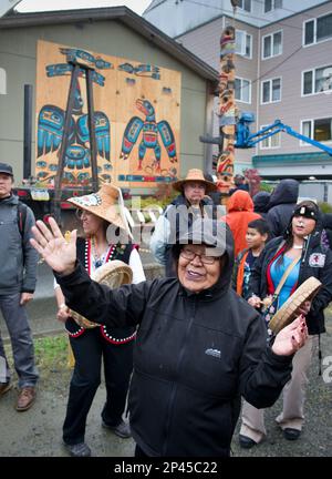 Totem pole in front of the ,Juneau - Douglas City Museum in Juneau ...