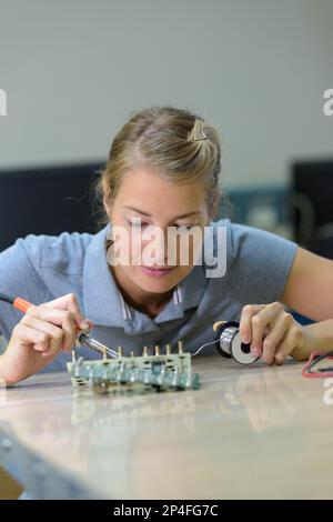 Female electrical engineer soldering a circuit board Stock Photo - Alamy