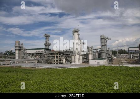 Liquified natural gas LNG tanks in port Stock Photo - Alamy
