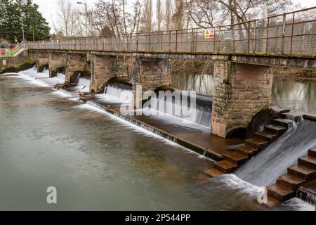 The river Tone flowing through French Weir in Taunton in Somerset Stock ...