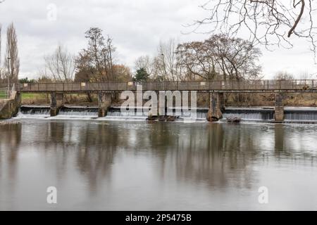 The river Tone flowing through French Weir in Taunton in Somerset Stock ...