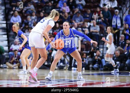 Villanova guard Brooke Mullin defends against Temple during an NCAA ...