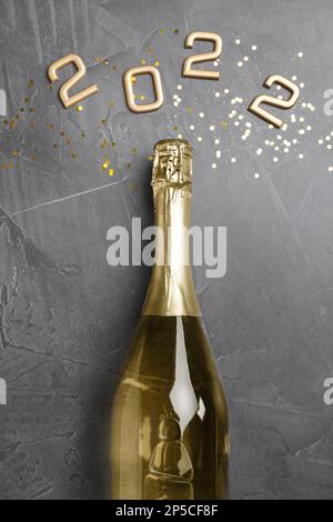 Wine glass with gold confetti on green background Stock Photo - Alamy