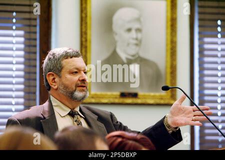 Defense attorney Roger Falk questions witness Kingman Police Sgt ...