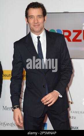 British actor Clive Owen in his role as Derek Love aka Stephen Crane in ...