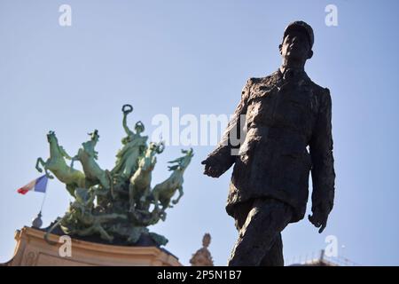 Paris landmark PL Clemenceau Statue du Général Charles de Gaulle Stock ...