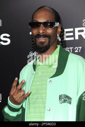 HOLLYWOOD - AUGUST 04: Actor Snoop Dogg arrives at the "Takers" Los ...