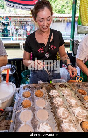 Thai lady cook preparing snacks at Lad Mayom Floating Market, Bangkok ...
