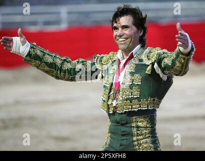Professional bullfighter Jorge de Jesus "El Glison" taunts a bull in ...