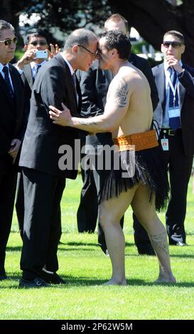 Hongi touching of noses Stock Photo - Alamy