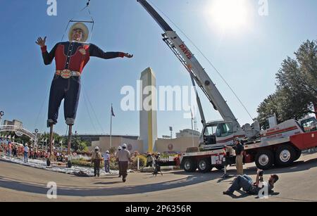 Big Tex cowboy at Texas state fair Stock Photo - Alamy