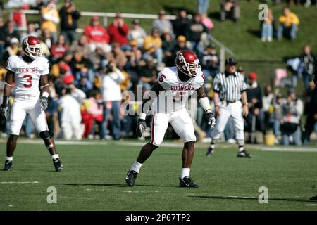 Defensive back Nic Harris #5 of the Oklahoma Sooners runs back in pass ...
