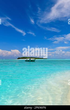 Boat trip to a sandbank near Fehendhoo island, Maldives Stock Photo - Alamy