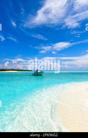 Boat trip to a sandbank near Fehendhoo island, Maldives Stock Photo - Alamy