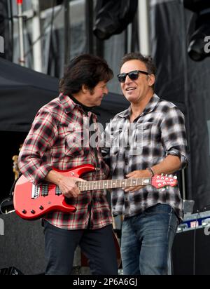 Bruce Springsteen, right, and John Fogerty perform at the 25th ...