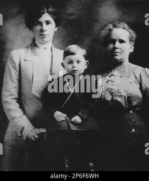 nora barnacle, wife of james joyce with children Stock Photo - Alamy