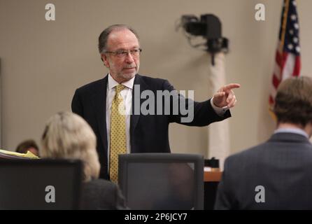 Defense attorney Steven Altman delivers his summation during former ...