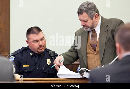 Defense attorney Roger Falk questions witness Kingman Police Sgt ...