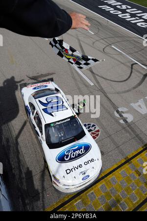 The checkered flag is tossed to Trevor Bayne (16) after he won the ...