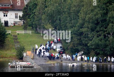 Survivors of the massacre on Utoya island react in Sundvollen, Norway ...