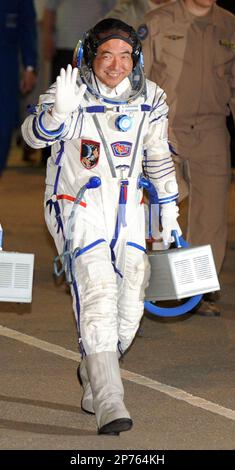 Japanese astronaut Satoshi Furukawa waves his hand before abording ...