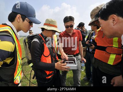 1978 - U.S. Army ground radar technicians operate an AN/PPS-5 combat ...