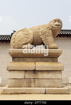 Haetae sculpture at the Gyeongbokgung Palace in Seoul, South Korea ...