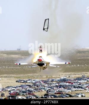 An F-16 Fighting Falcon pilot from the 389th Fighter Squadron (FS) gets ...