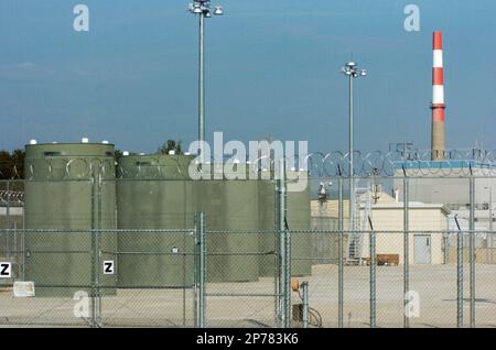 The nuclear power plant Dresden Generating Station in Illinois while ...