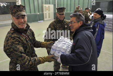 Earthquake victims in an emergency shelter, Bani Muri, Pakistan Stock ...