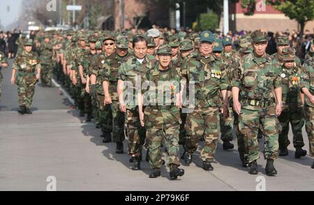 The horse drawn casket of General Vang Pao proceeds to the Fresno ...