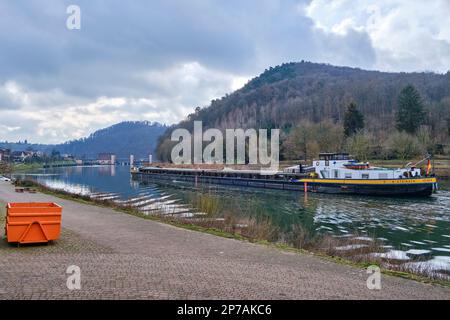 The inland freighter MS Heiner Krieger approaches the Neckarsteinach ...