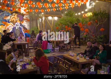 Vietnam, Hue, restaurant, people, nightlife Stock Photo - Alamy