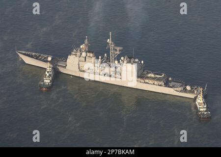 US Navy Japanese Maritime Self-Defense Force (JMSDF) sail in formation ...